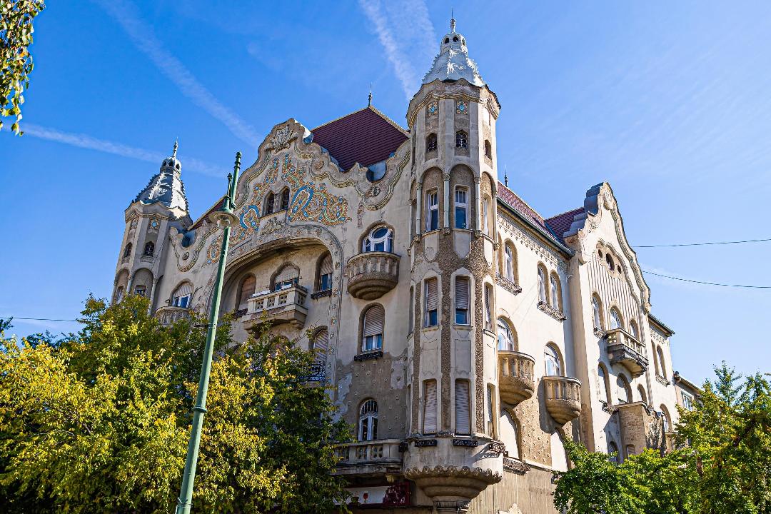 Grad na obali Tise, secesijski grad